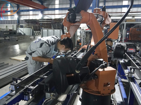 Hàn Robot được sử dụng trong sản xuất tại Thành Tiến